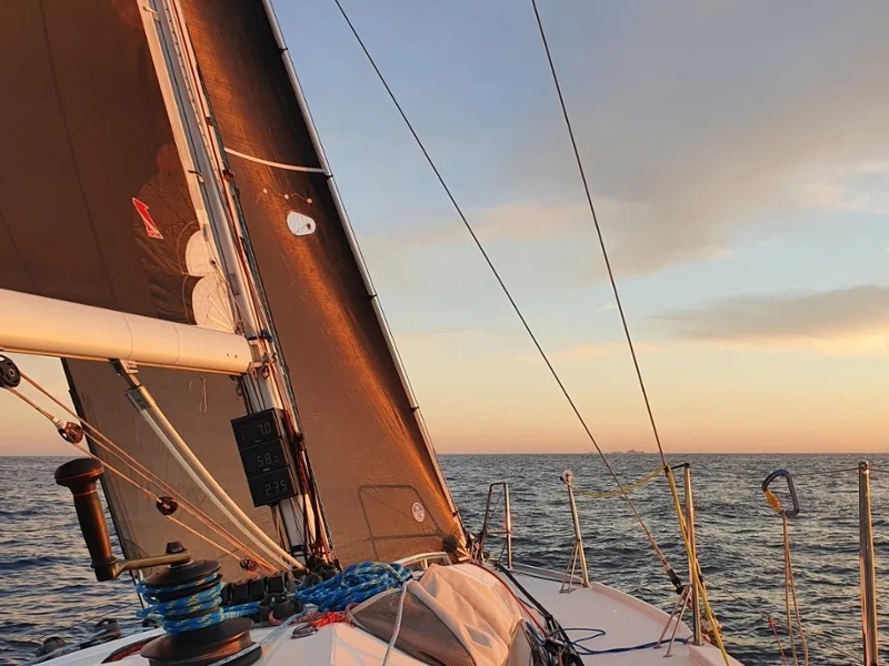 Luff Foil vs Hanks - Which is Best For You? | Upffront